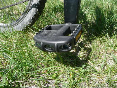 Eclairage velo : pédales lumineuses Pedalite